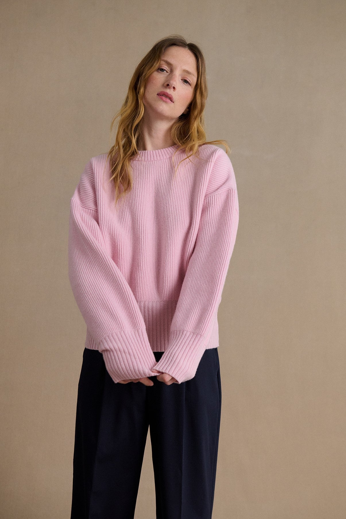 Pull femme col rond à côte anglais laine mérinos rose pâle | Le Minor